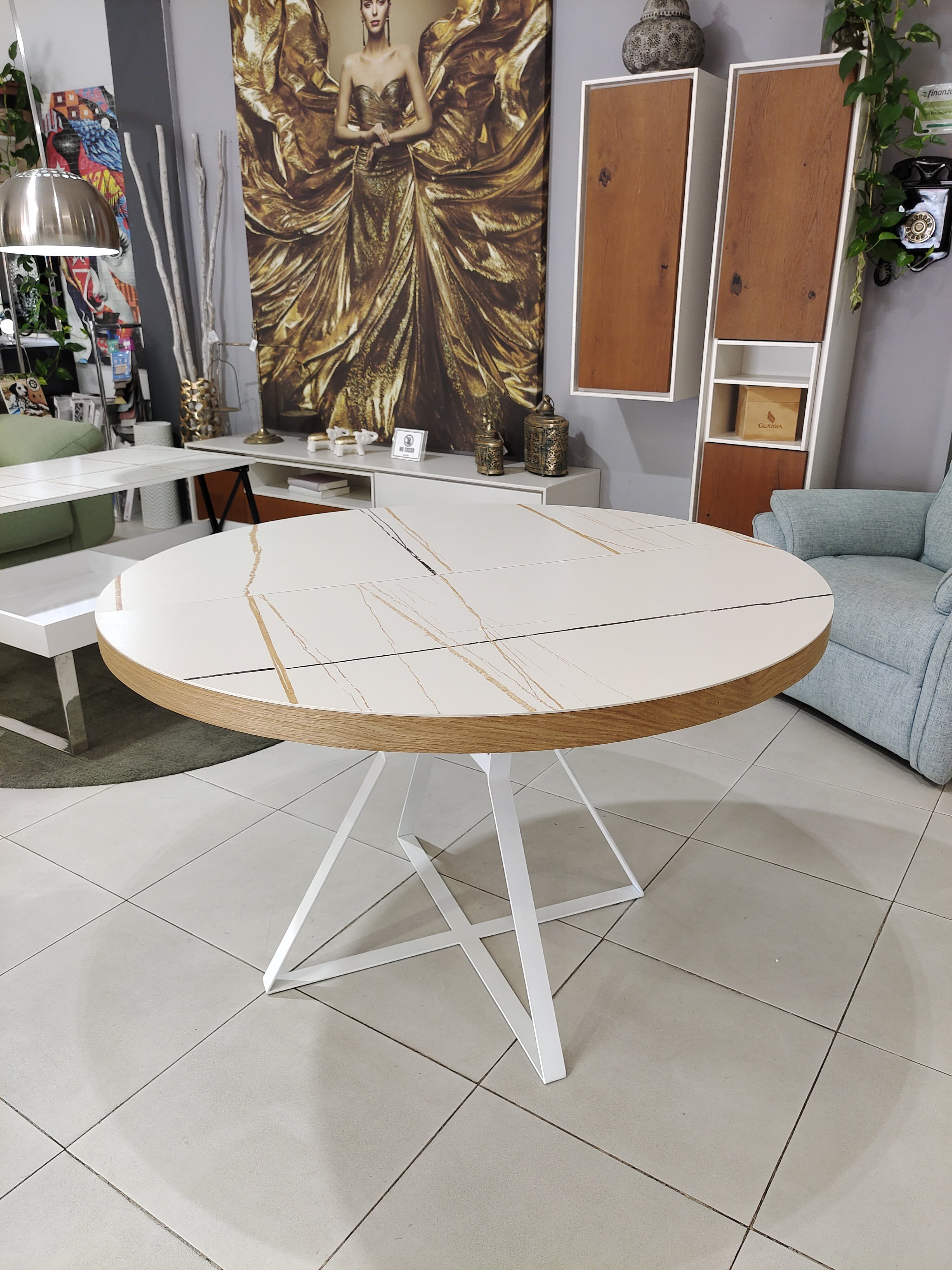 Mesa extensible redonda de madera y porcelánico