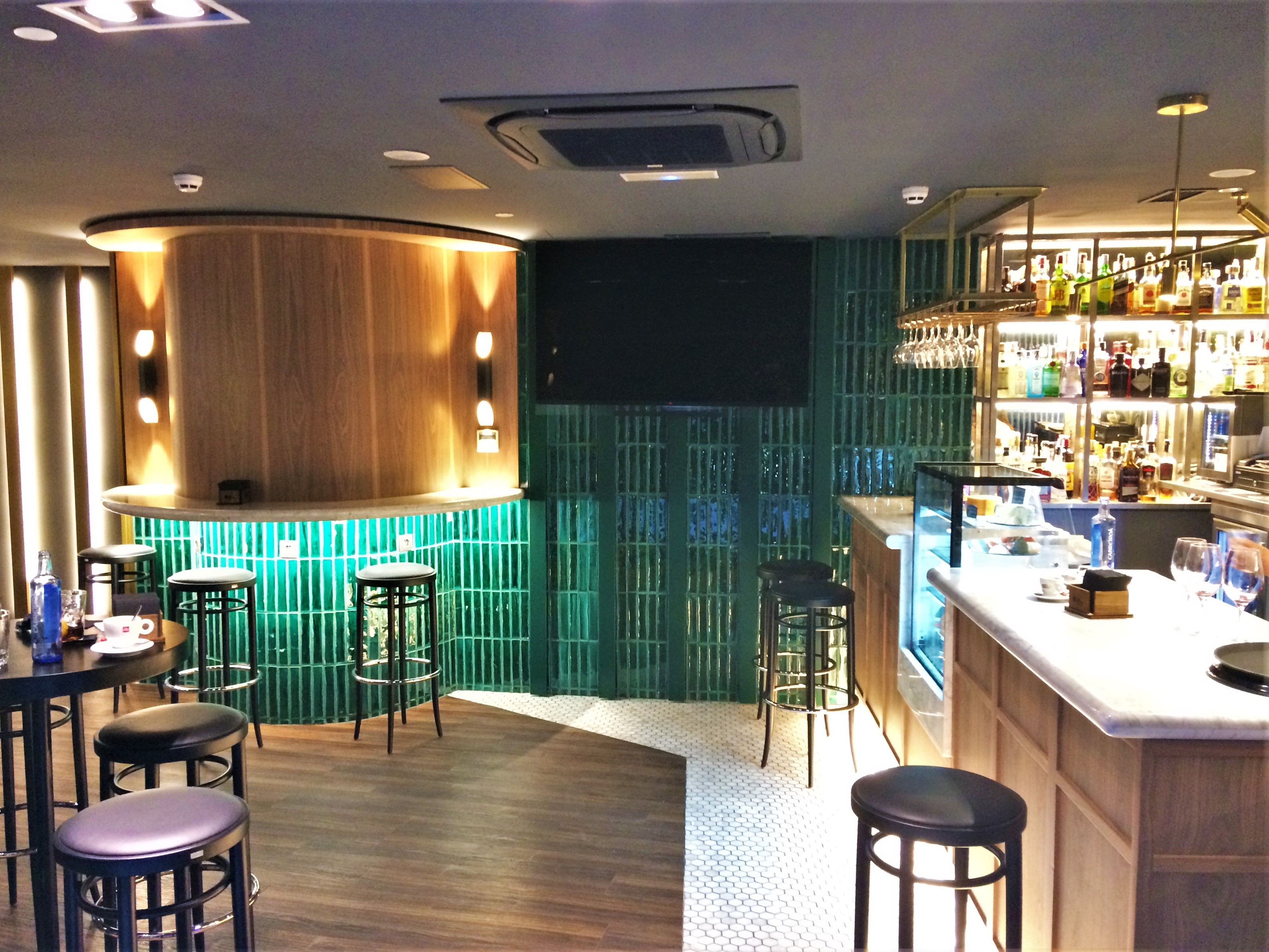 Bar del Hotel Indigo en Madrid (España) :: ALTERET CERÁMICAS | Barro ...